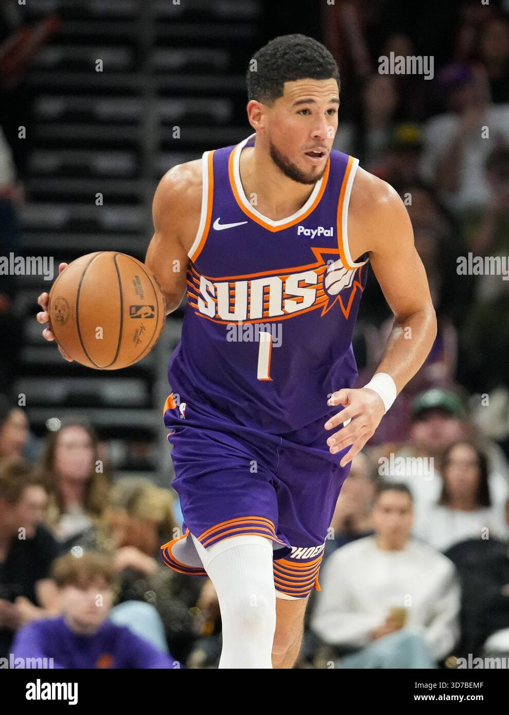 Phoenix Suns guard Devin Booker (1) against the San Antonio Spurs ...