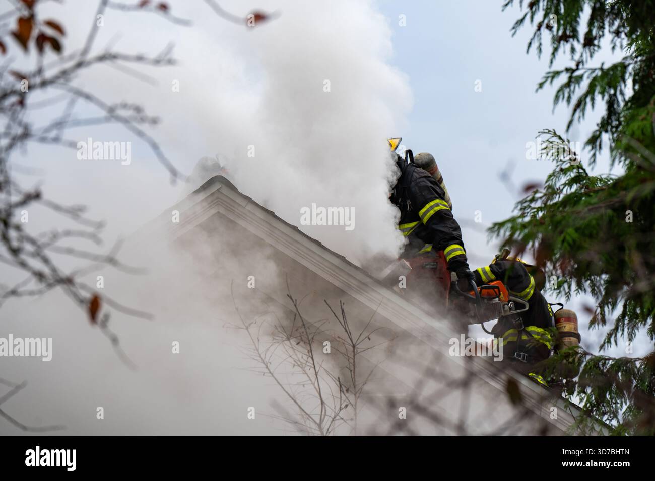 Seattle, USA. 24th Nov, 2025. Seattle Fire Department live fire ...