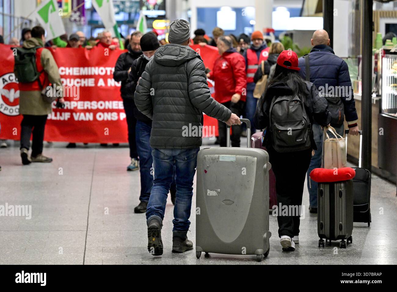 Passengers passing by union workers on strike at a symbolic march by ...