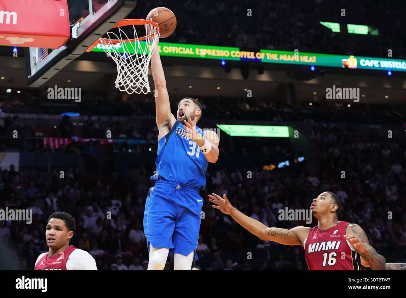 Dallas Mavericks guard Klay Thompson (31) drives to the basket over ...