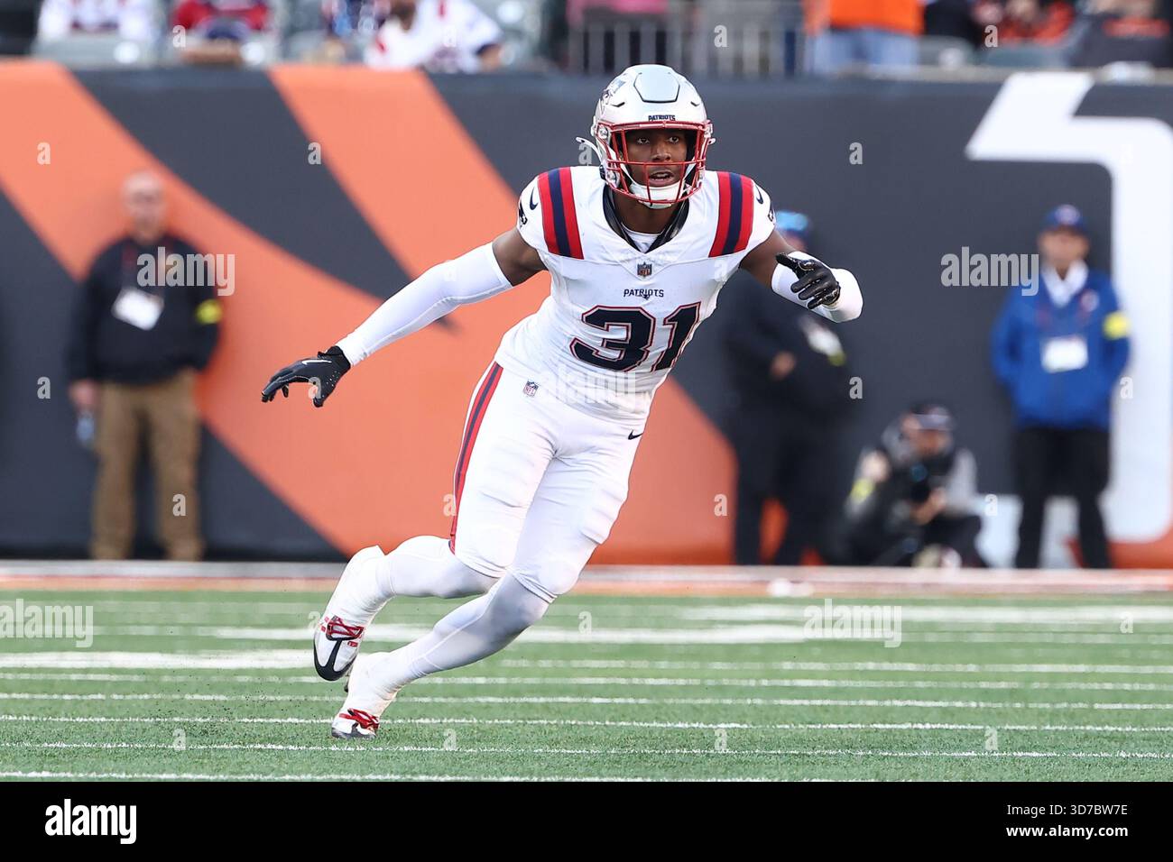 New England Patriots safety Craig Woodson (31) runs to the ball during ...
