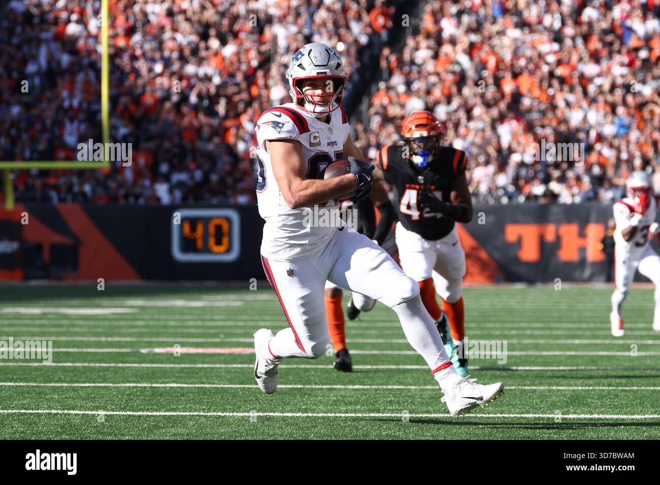 New England Patriots tight end Hunter Henry (85) runs for a touchdown ...