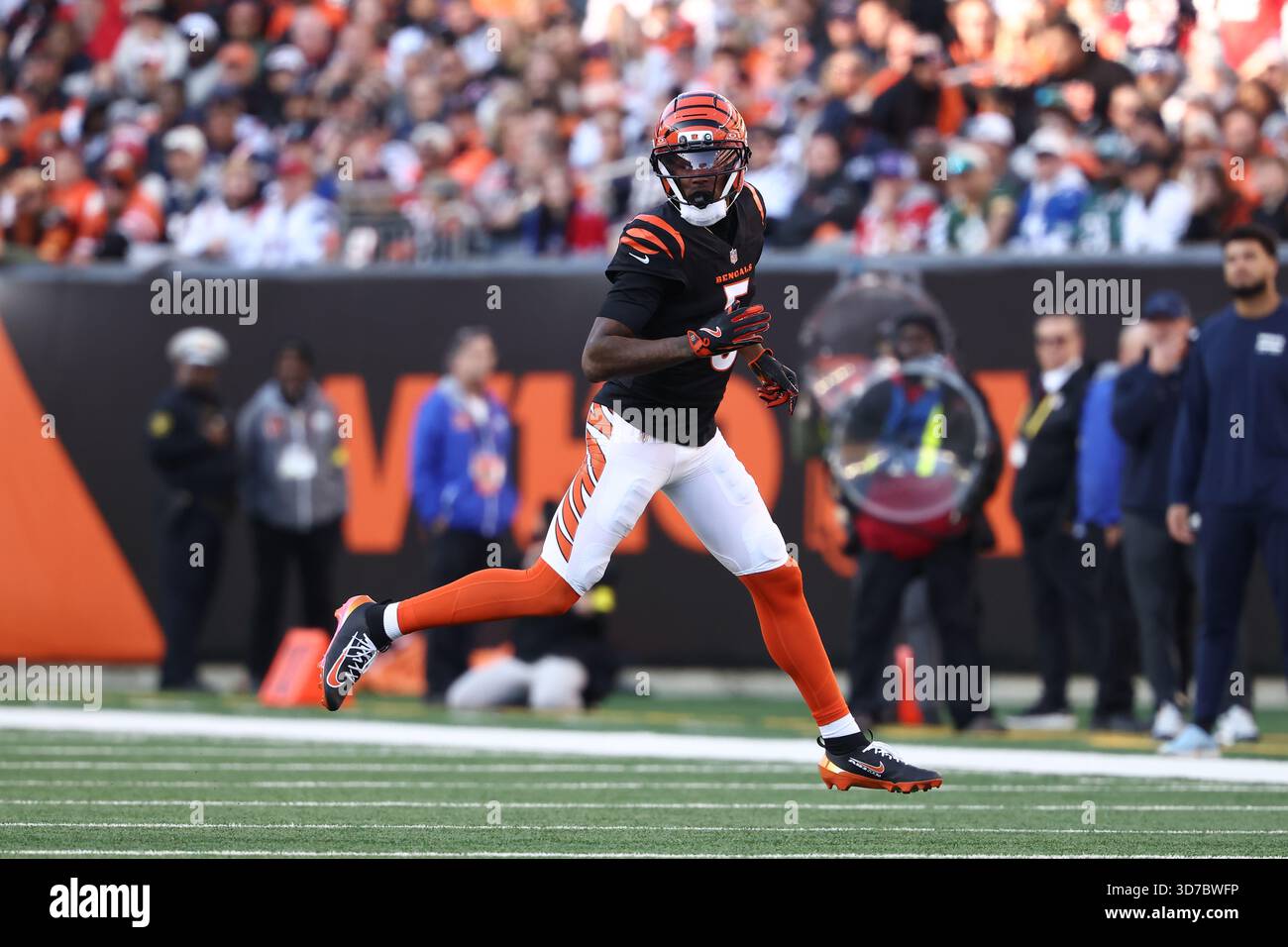 Cincinnati Bengals wide receiver Tee Higgins (5) checks the passer ...