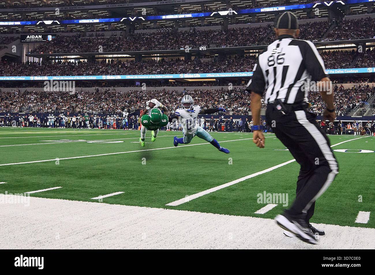 Philadelphia Eagles wide receiver DeVonta Smith (6) makes a catch ...