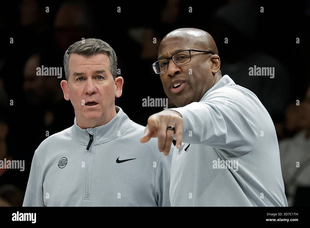 New York Knicks head coach Mike Brown, right, and assistant coach ...