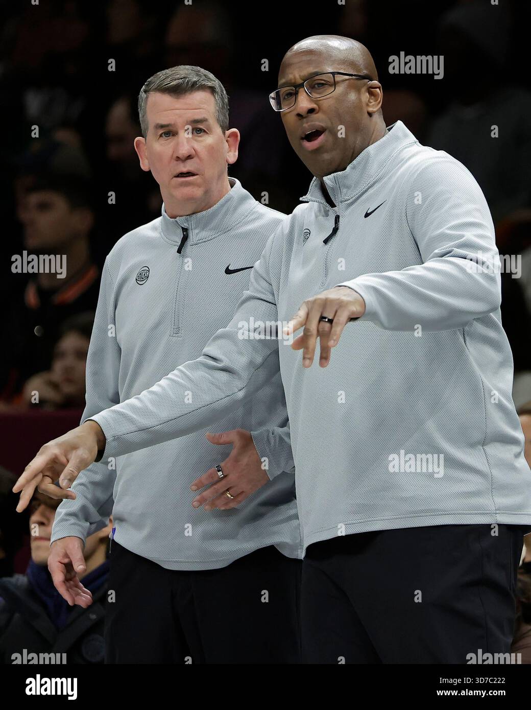 New York Knicks head coach Mike Brown, right, and assistant coach ...
