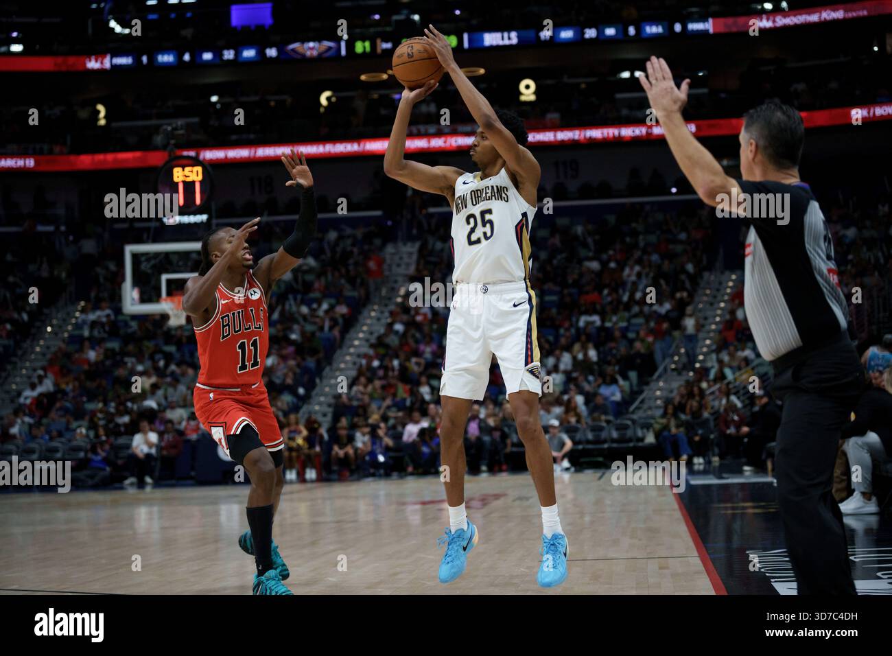 New Orleans Pelicans forward Trey Murphy III (25) shoots over Chicago ...