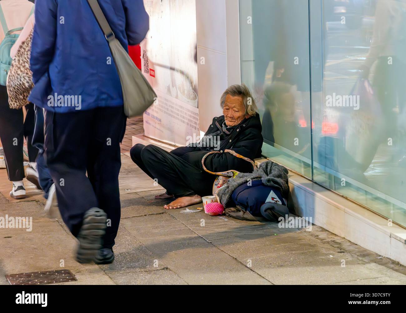 Homeless elderly people in hi-res stock photography and images - Alamy