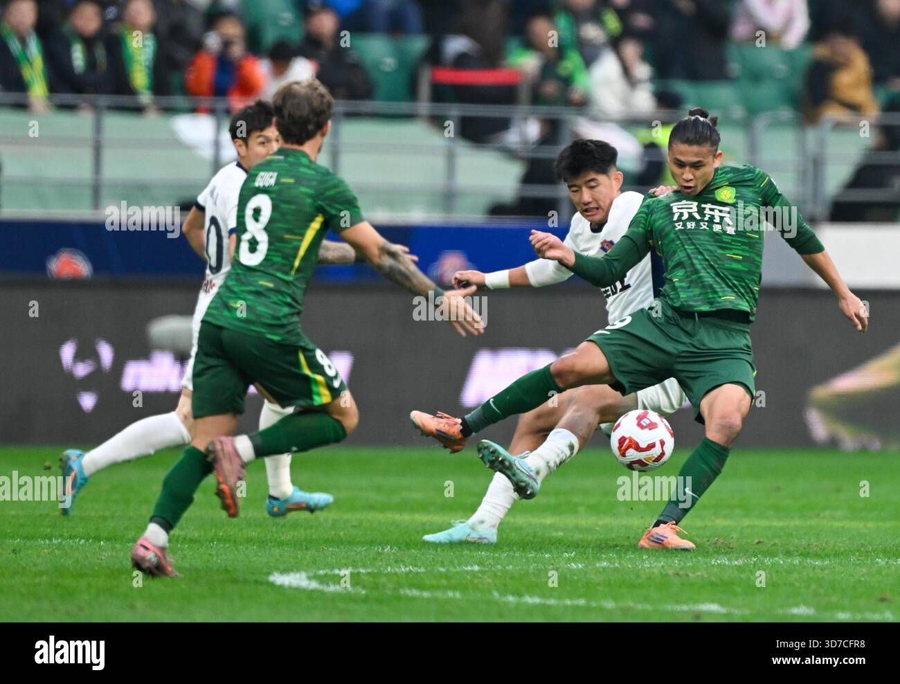 Beijing Guoan Football Club defeated Meizhou Hakka Football Club with 5-1 at the thirtieth round ...