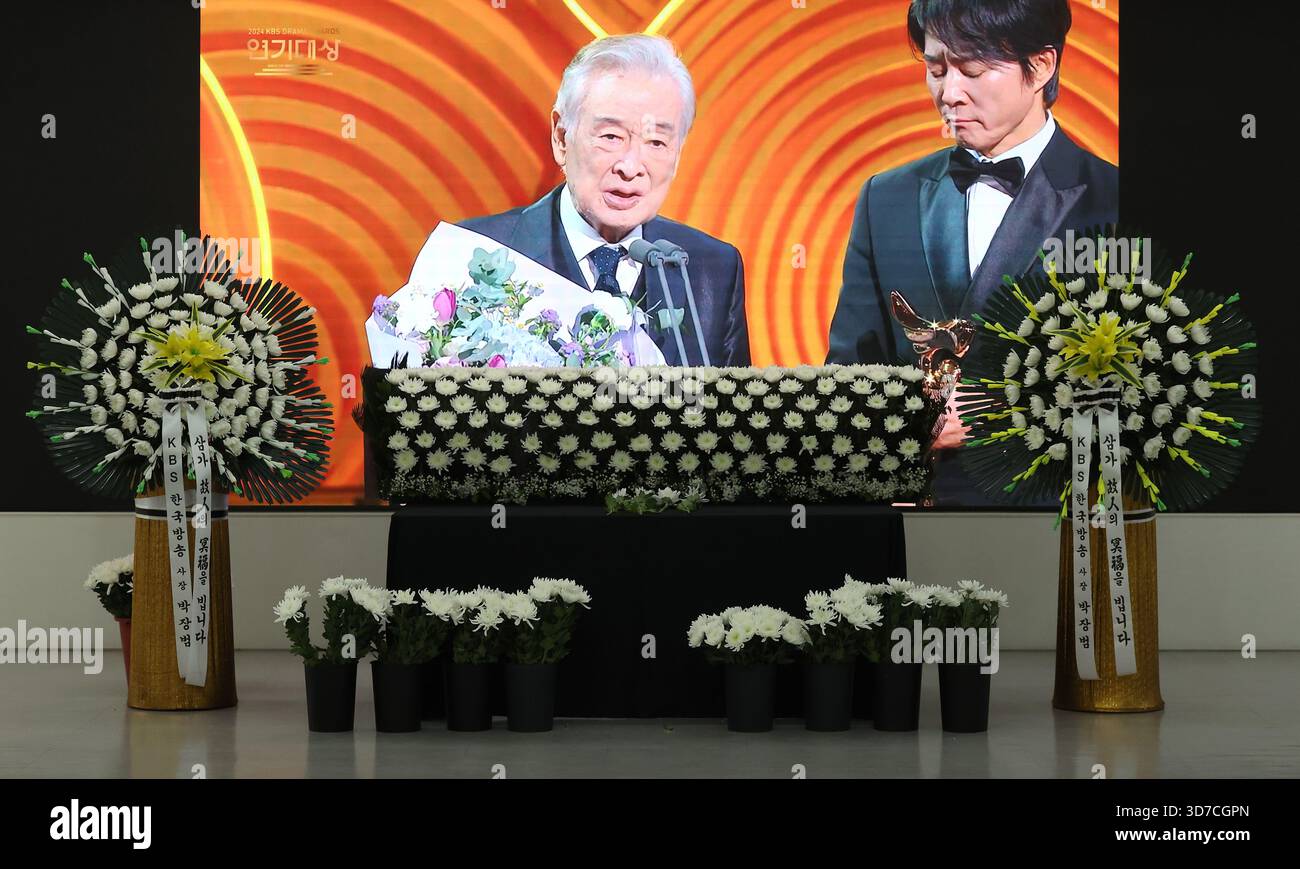 Public memorial altar A public memorial altar for the late actor Lee Soon-jae is set up at the ...