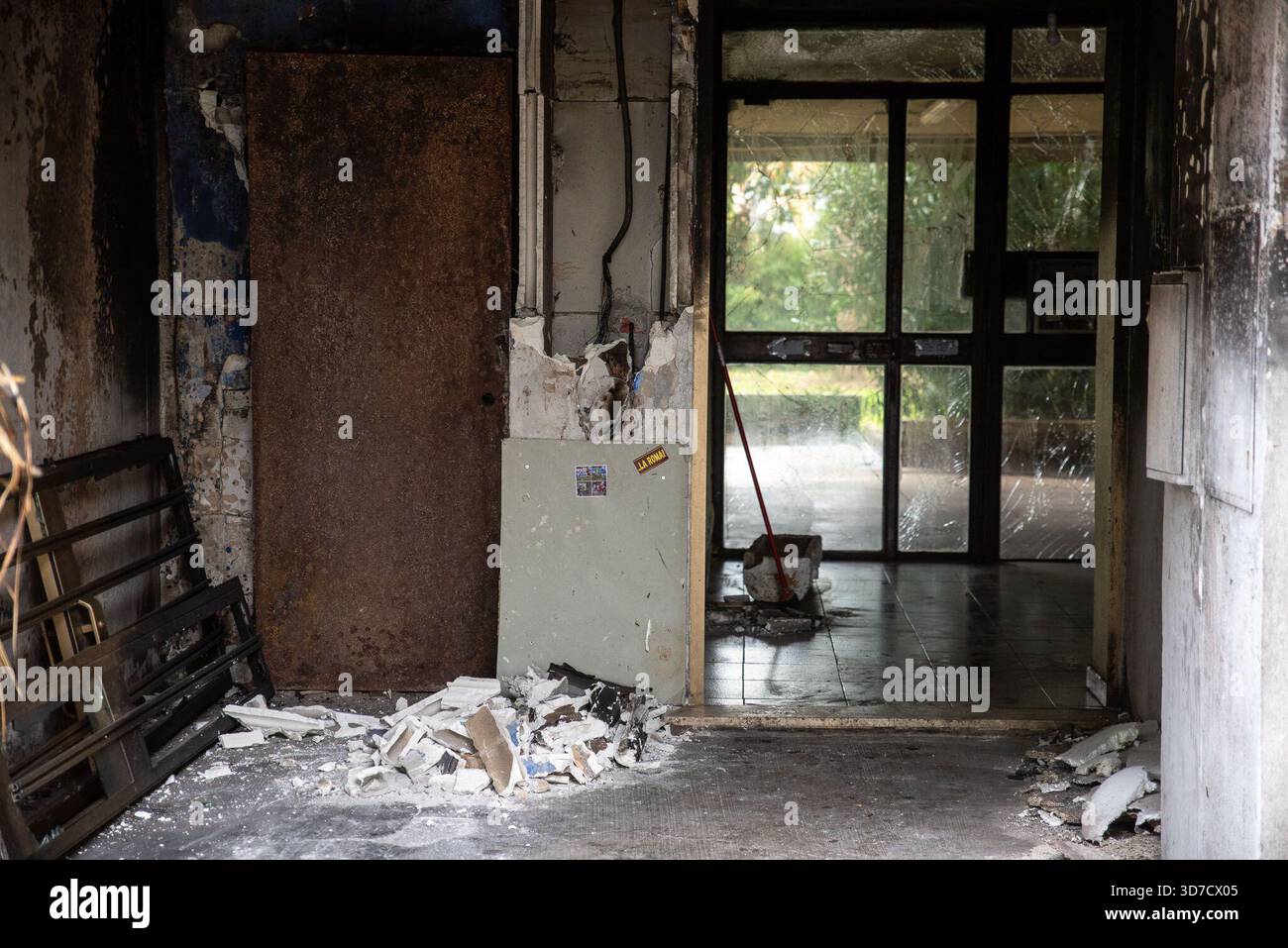 **NO WEB OR NEWSPAPERS ONLY FOR ITALY** Entrance hall damaged by a ...