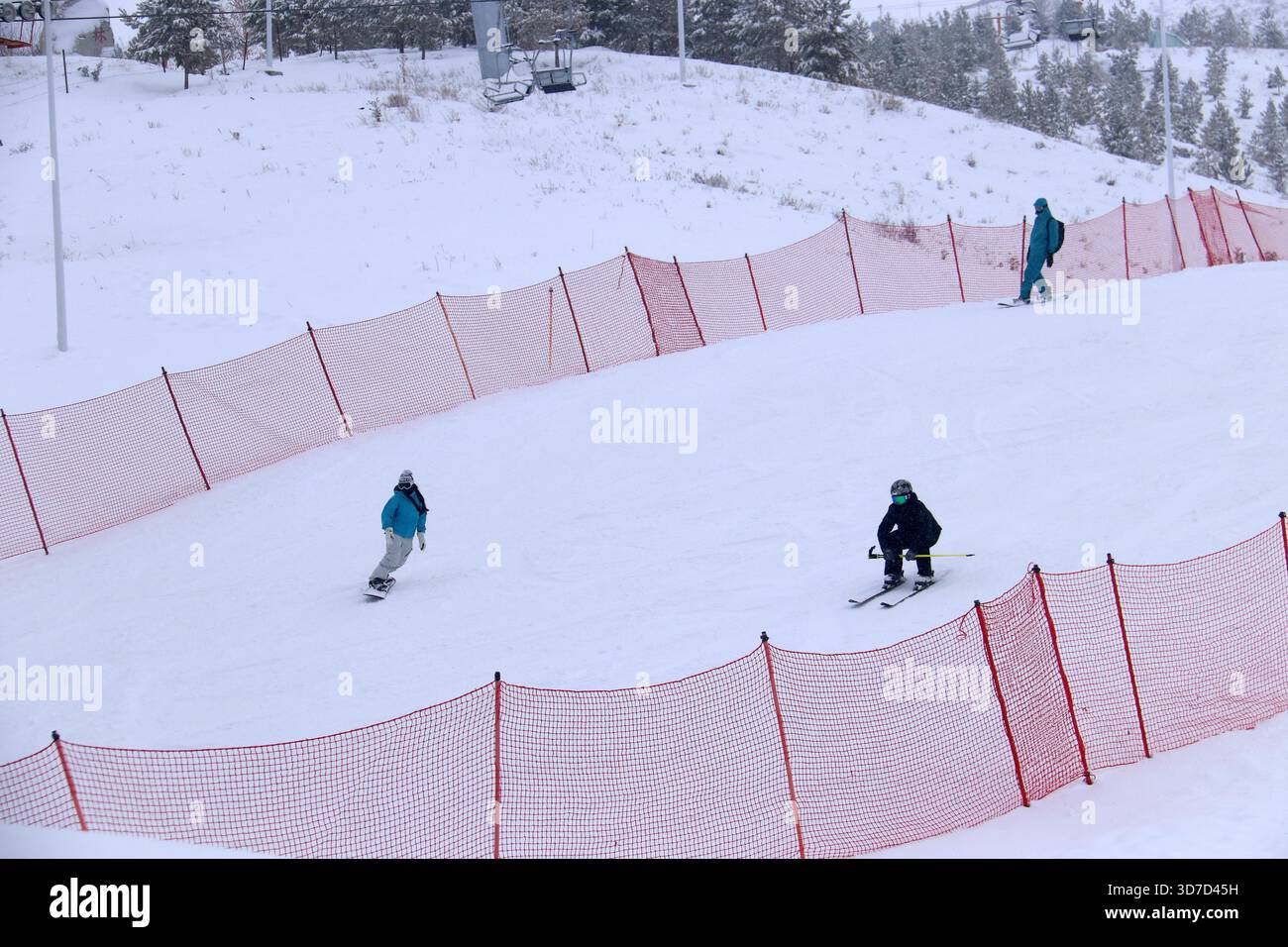 Tourists enjoy skiing in Altay City, northwest China's Xinjiang Uygur ...