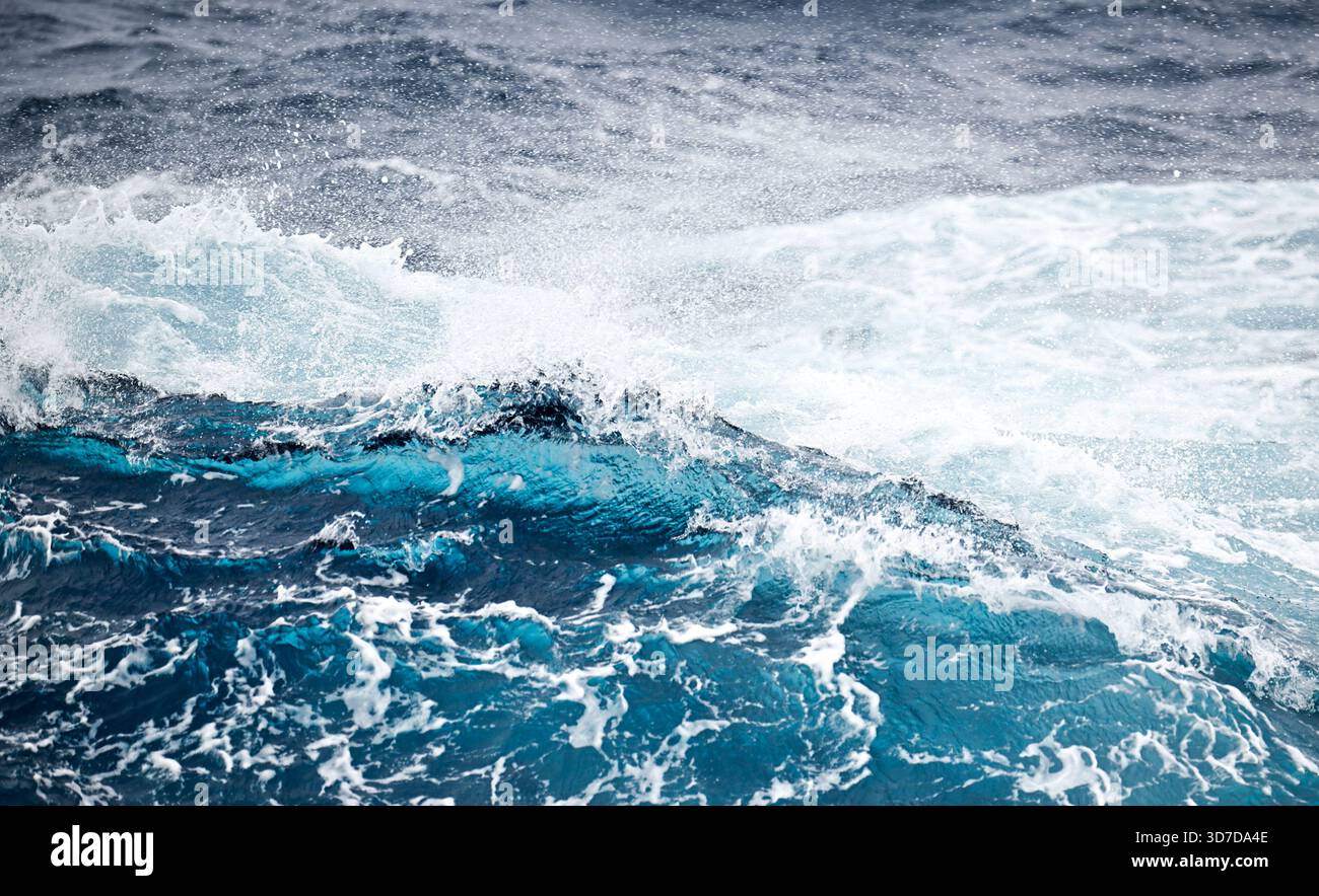 (251125) -- SOUTH CHINA SEA, Nov. 25, 2025 (Xinhua) -- This photo taken ...