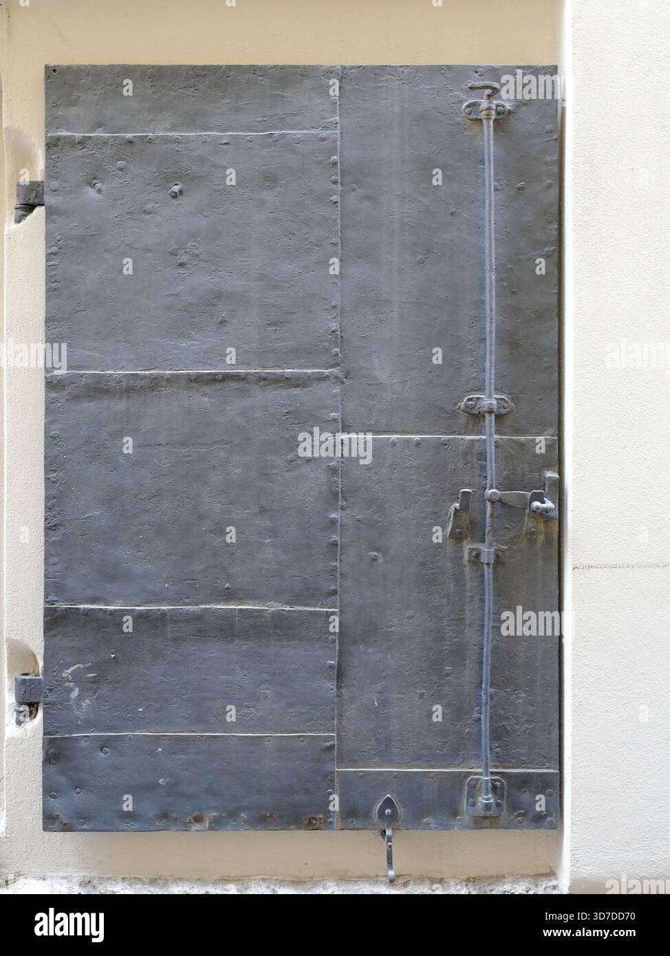 Medieval fortress gate mechanism hi-res stock photography and images ...