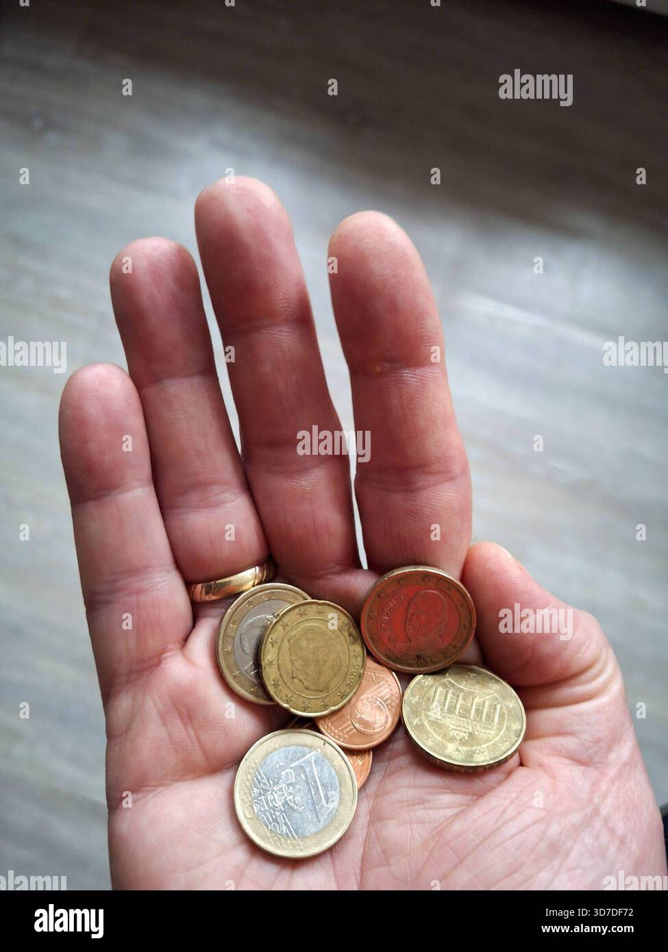 Stockbilder 11/2025 Hand mit Geldmünzen *** Stock photos 11 2025 Hand ...