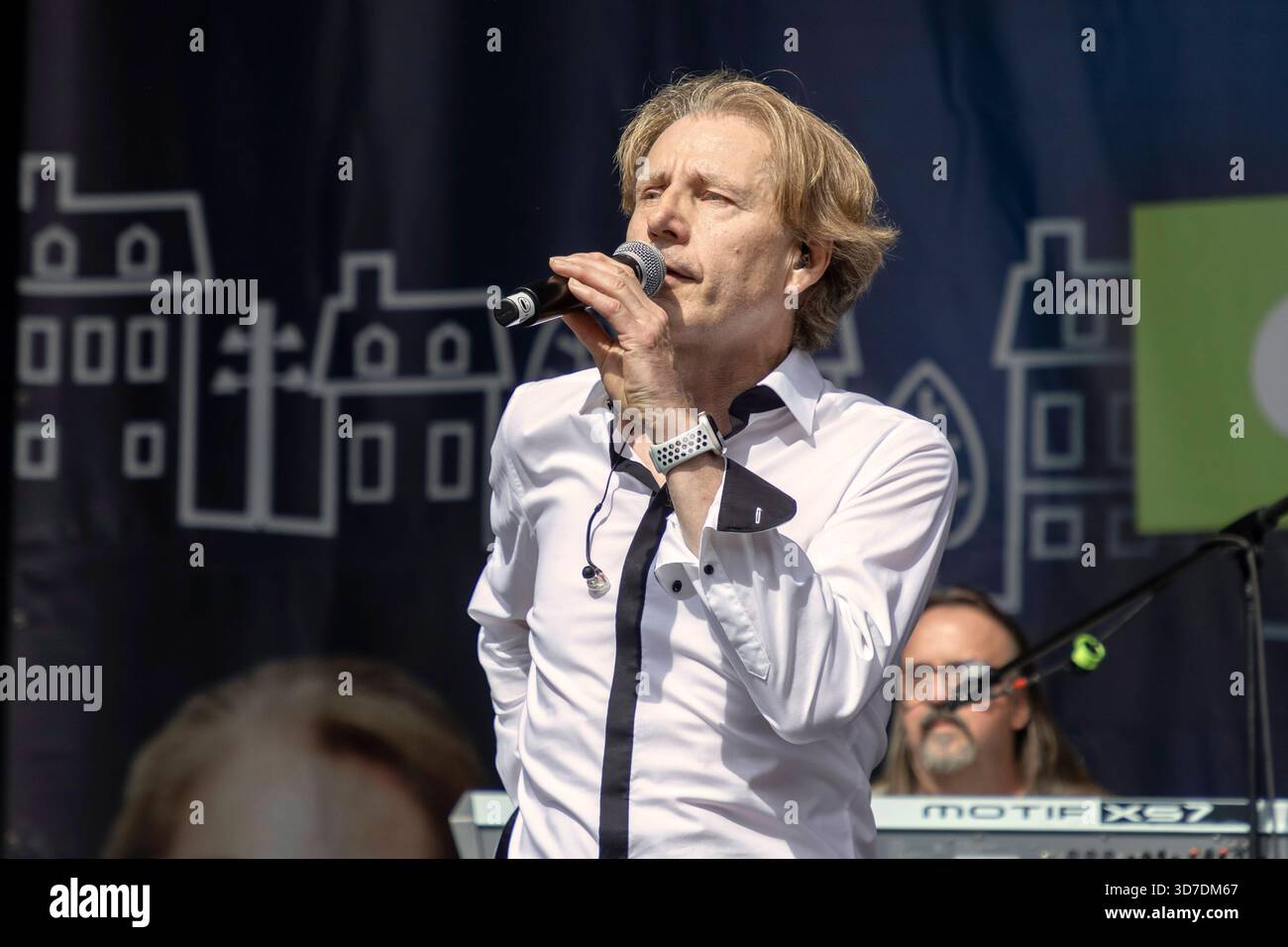 Sänger Uwe Hiob während eines Auftrittes mit der Dresdner Rockband ...