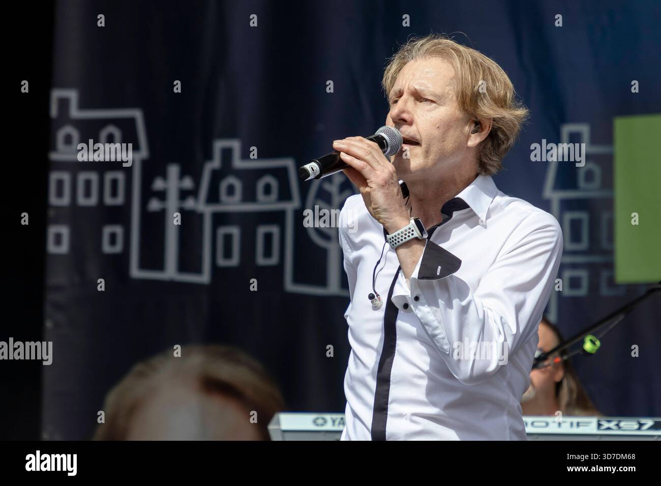 Sänger Uwe Hiob während eines Auftrittes mit der Dresdner Rockband ...