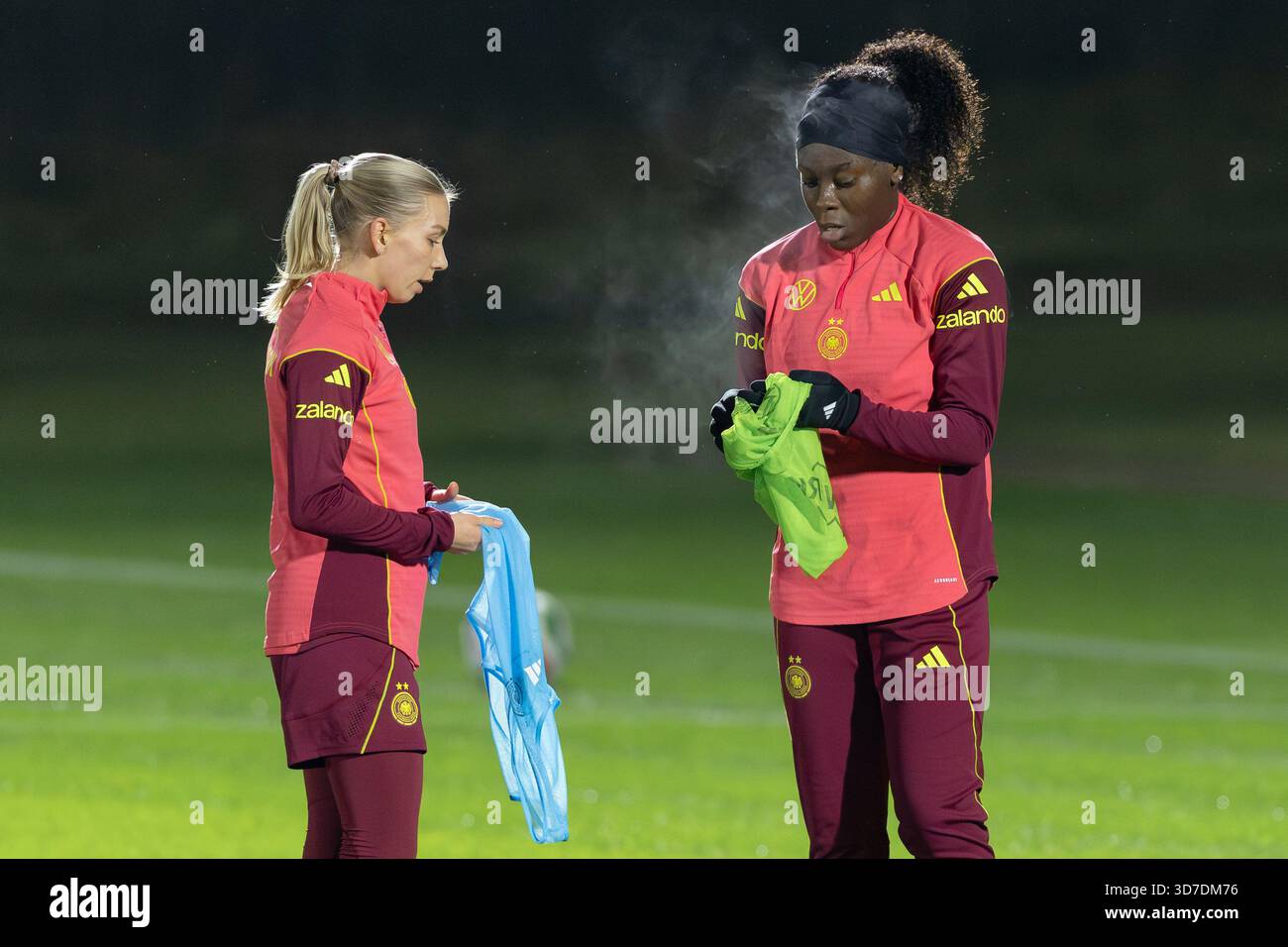 24 November 2025, Hesse, Frankfurt/Main: Soccer, women: Media training ...
