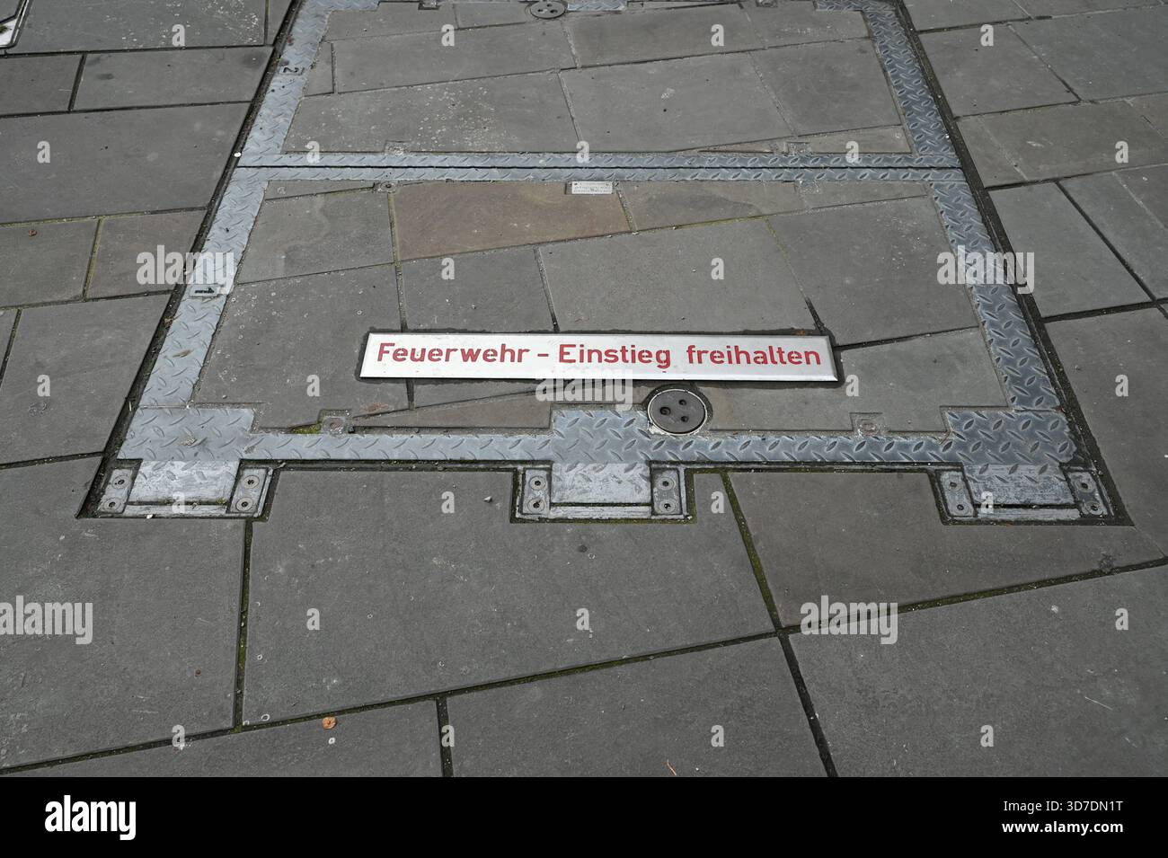 Schild Feuerwehr Einstieg Freihalten auf dem Boden, Strasse - Zugang zur U-Bahn *** Fire ...