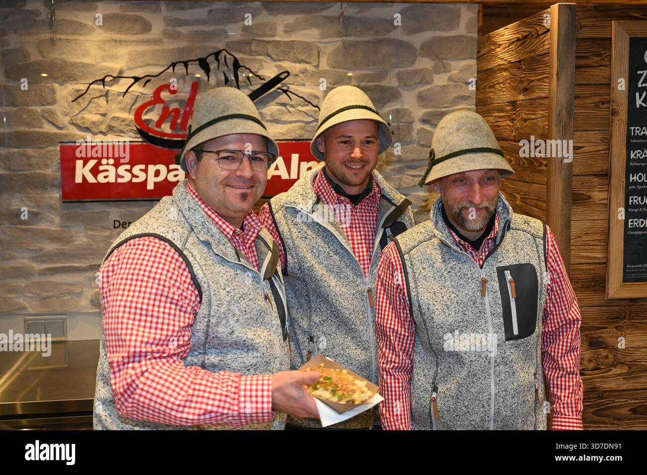 Der Stand der original Zillertaler Kässpatzen auf dem Weihnachtsmarkt Heinzels Wintermärchen auf ...