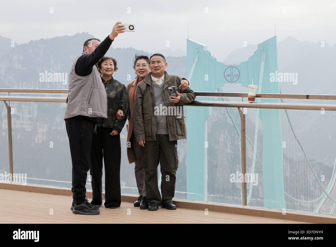 (251125) -- GUIYANG, Nov. 25, 2025 (Xinhua) -- Tourists take selfies ...