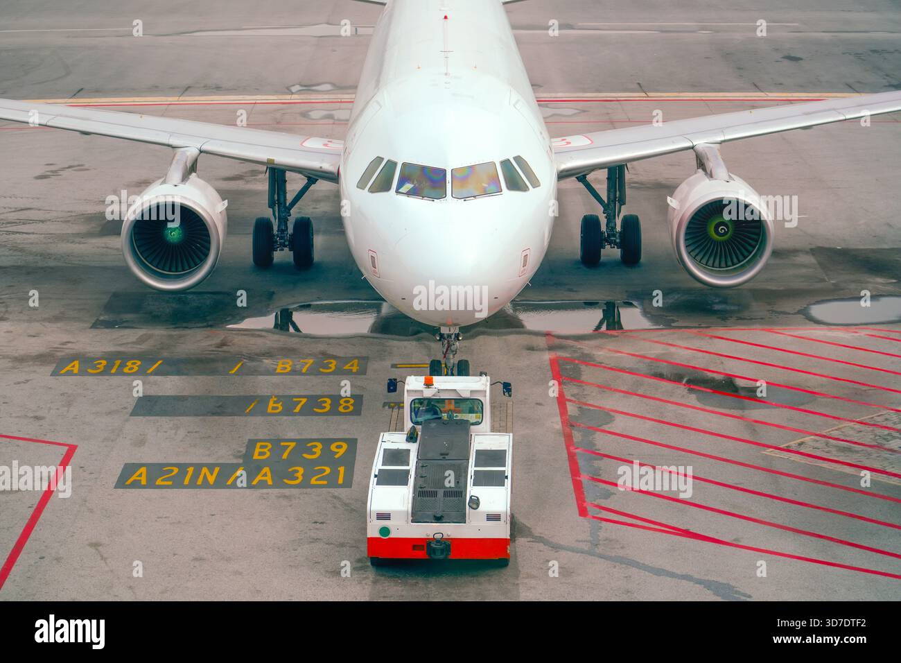 Tow tractor pushes plane hi-res stock photography and images - Alamy