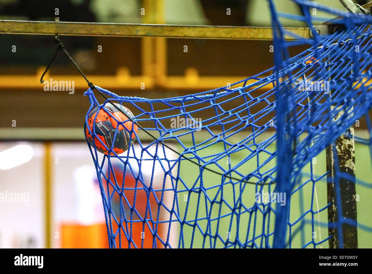 Stockbilder 11/2025 Ball im Handballtor *** Stock photos 11 2025 Ball ...