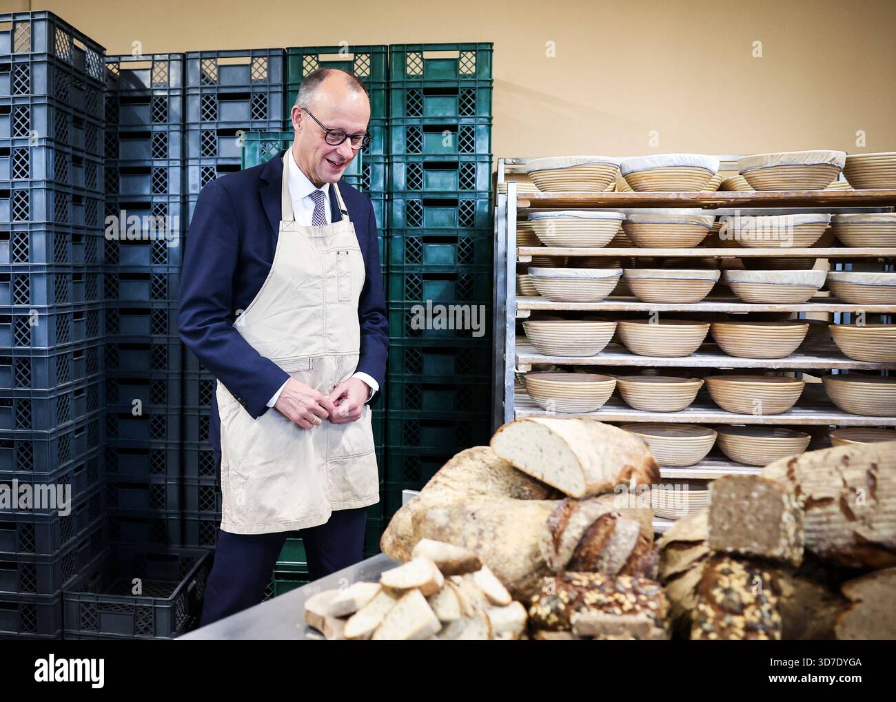 25 November 2025, Hamburg: Federal Chancellor Friedrich Merz (CDU ...