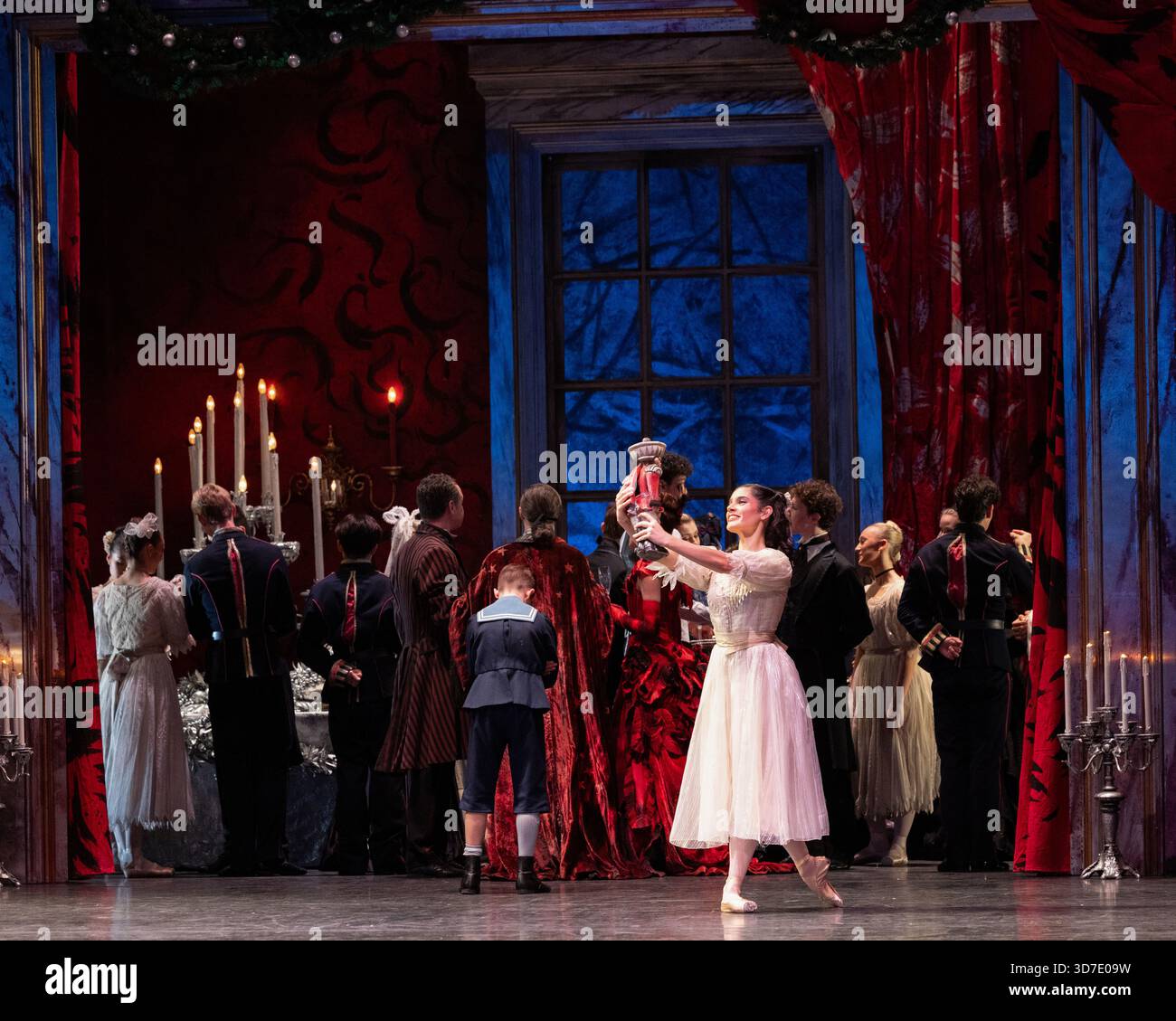 Royal ballet the nutcracker hi-res stock photography and images - Alamy