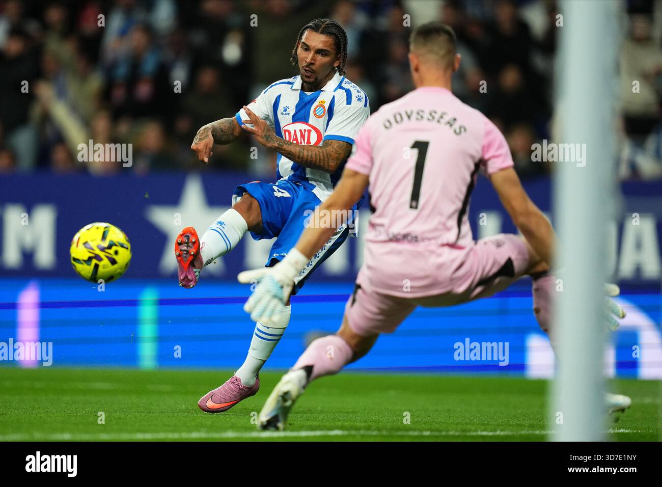 Thyrhys Dolan of RCD Espanyol shoots during the La Liga EA Sports match ...