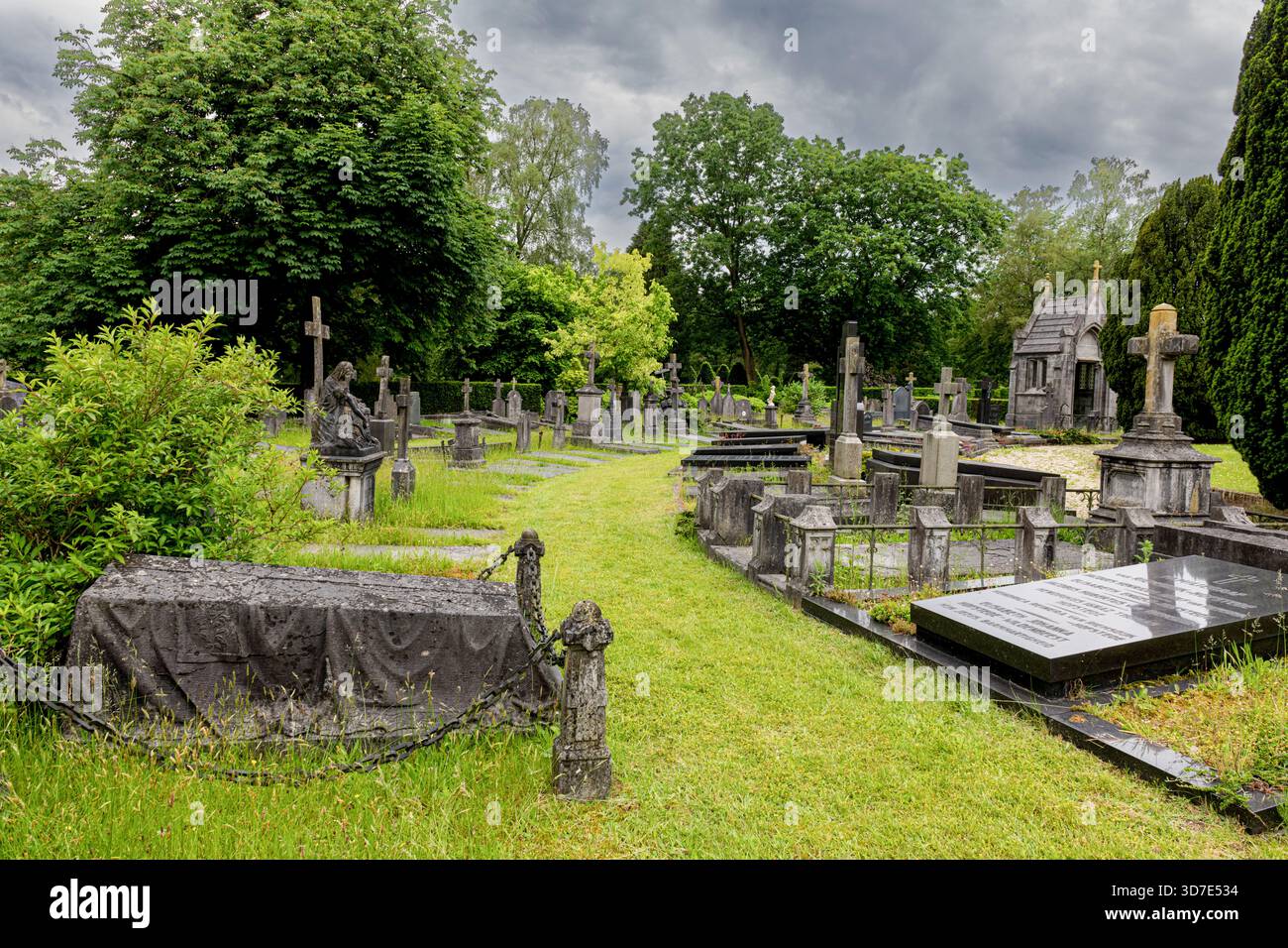 Arnhem Moscowa is een Historische Begraafplaats met Oude Grafstenen ...