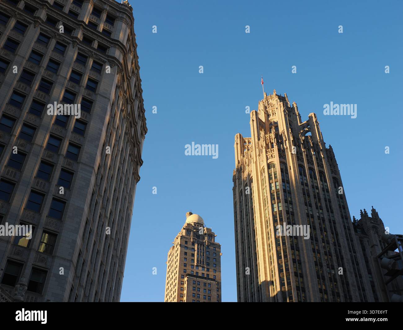 Massing skyscrapers hi-res stock photography and images - Alamy
