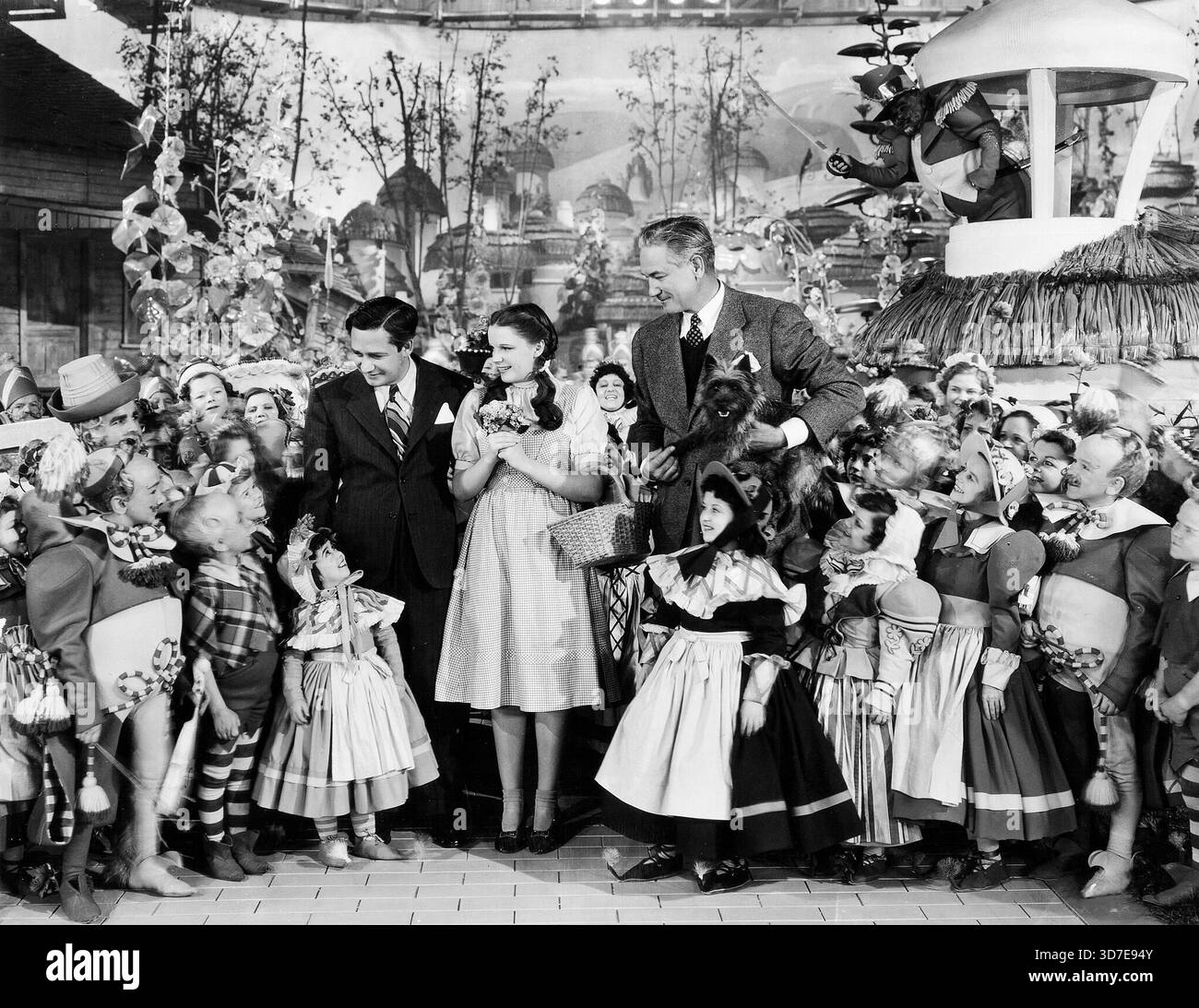 The Wizard of Oz (MGM, 1939) Judy Garland as Dorothy and Munchkin Cast ...