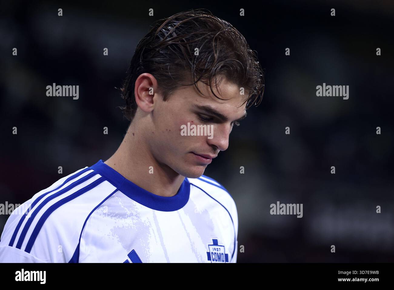 Nico Paz of Como 1907 looks on during the Serie A football match ...