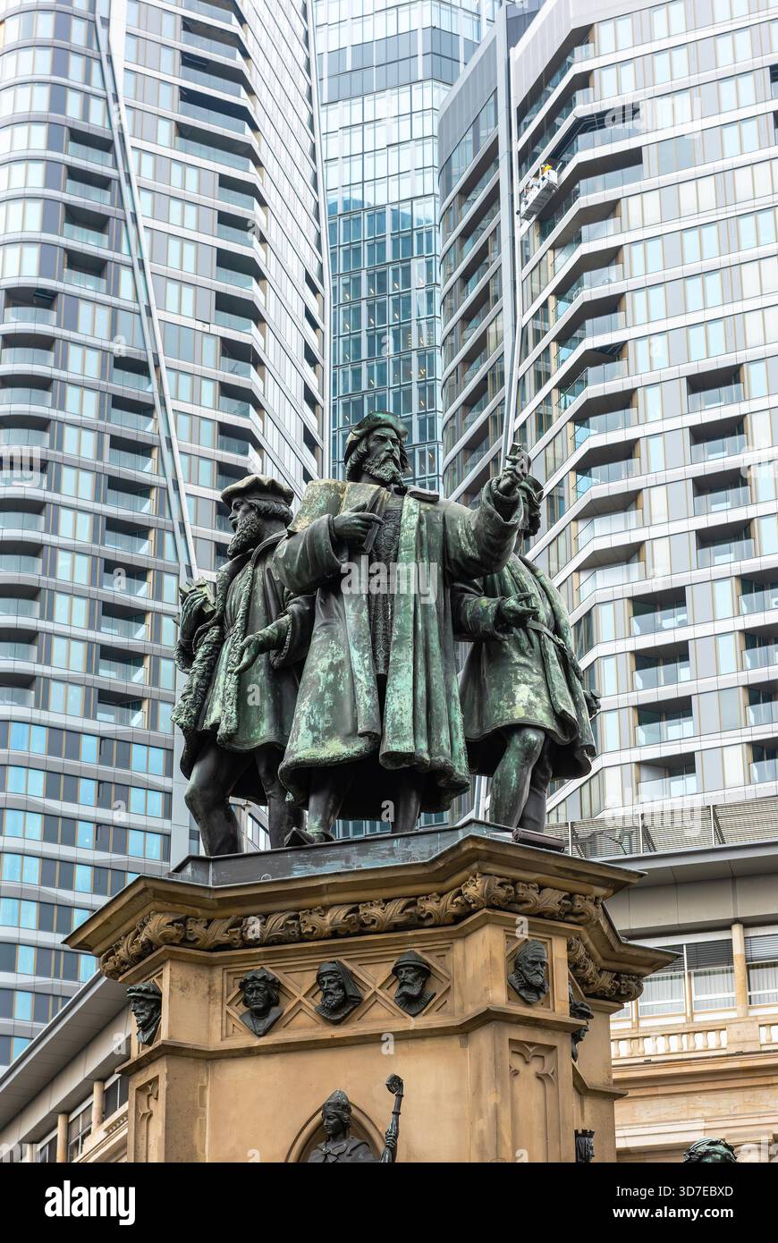 The Johannes Gutenberg Monument in front of the skyline, Frankfurt ...