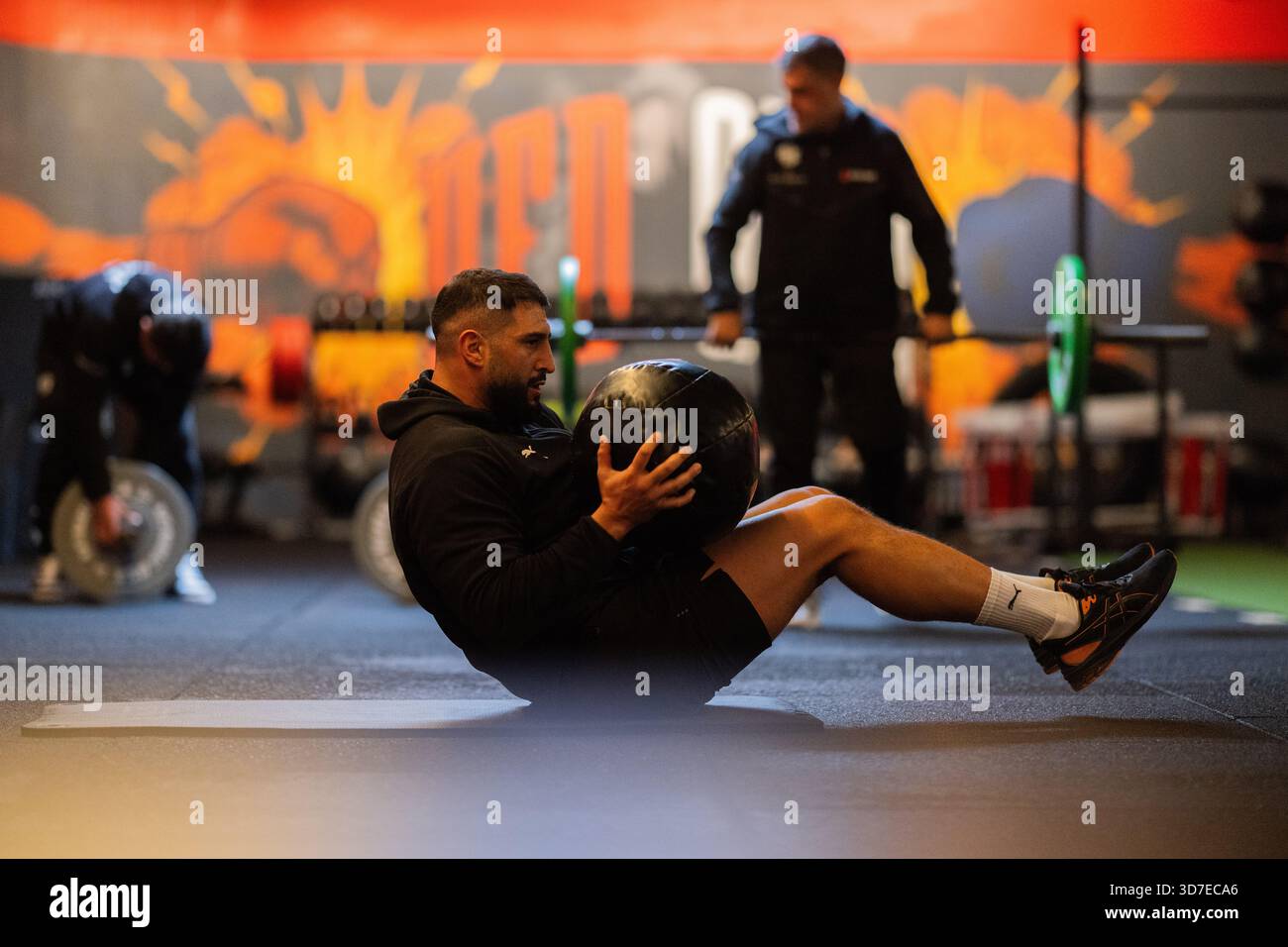 25 November 2025, North Rhine-Westphalia, Duesseldorf: Heavyweight ...
