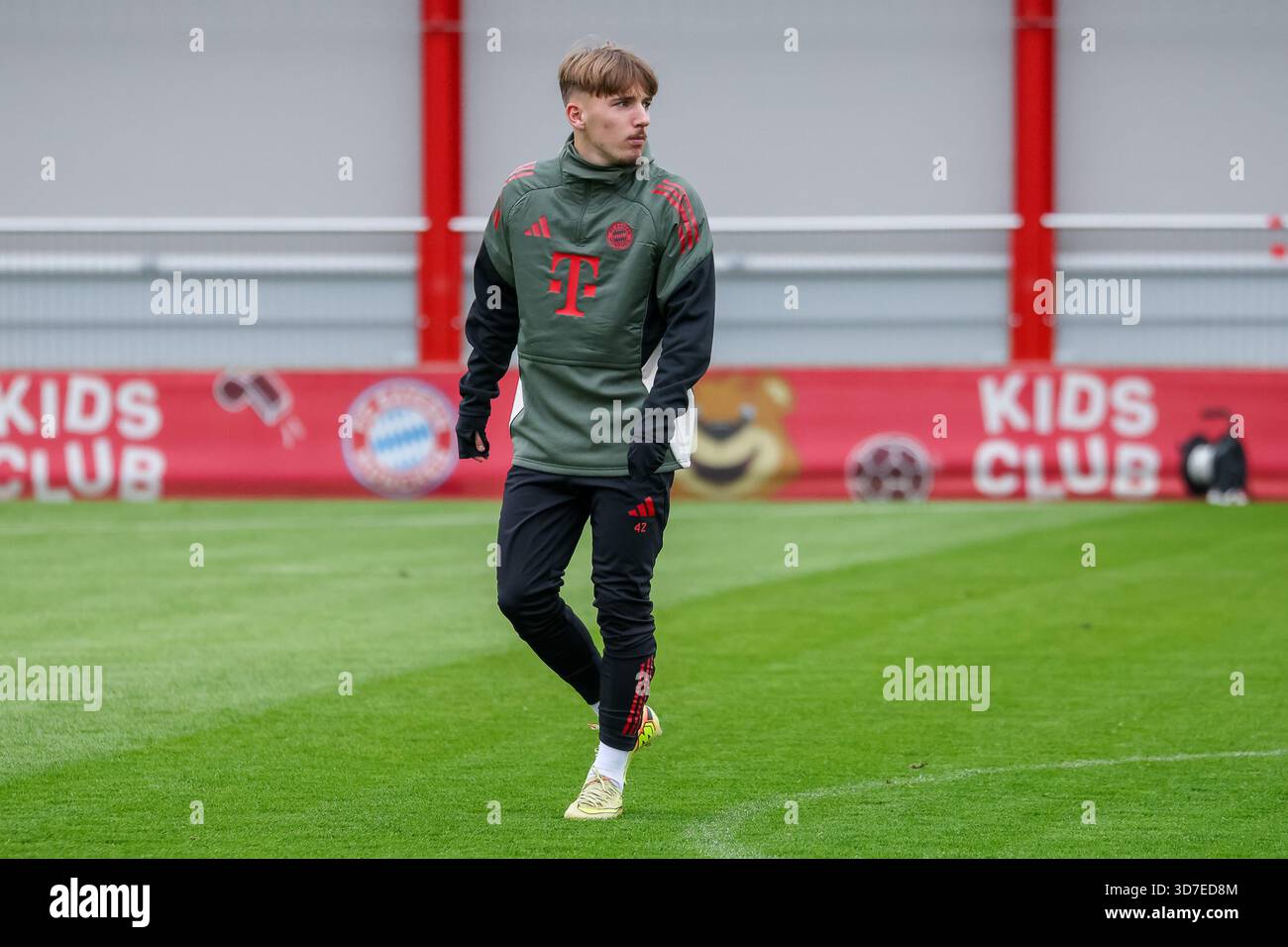 Lennart Karl (FC FC Bayern Munich, #42), GER, final training, FC FC ...