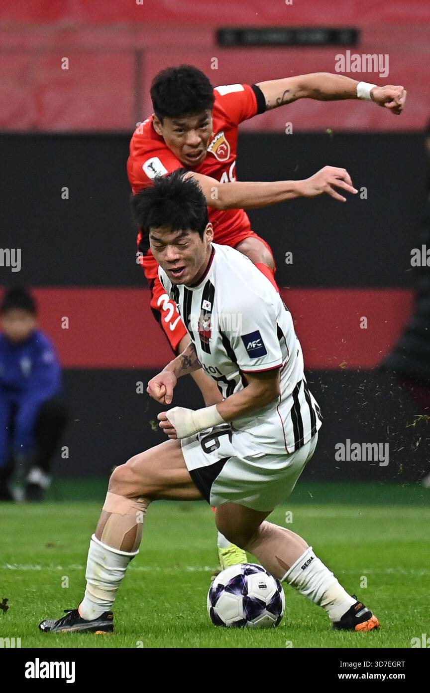 Shanghai, China PR. 25 November, 2025. Shuai Li #32 of Shanghai Port FC ...