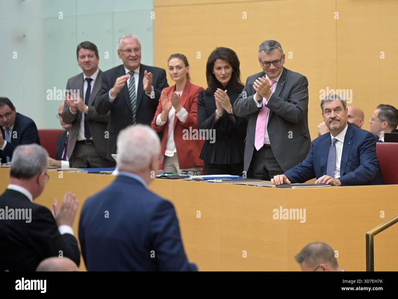 25 November 2025, Bavaria, Munich: Bavarian state ministers applaud ...