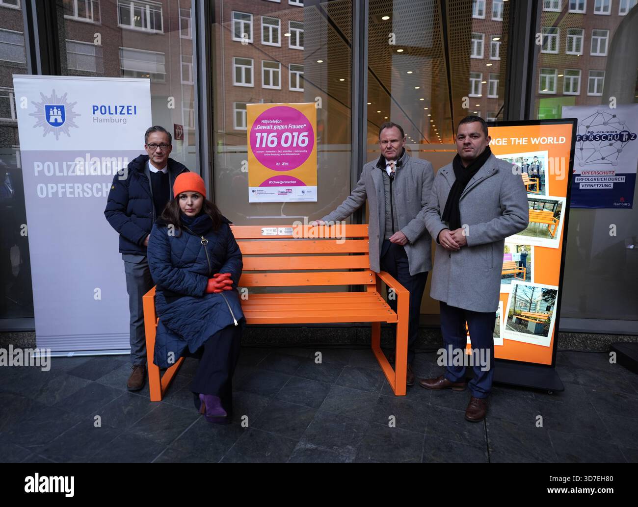25 November 2025, Hamburg: Anna Gallina (2nd from left, Alliance 90/The ...