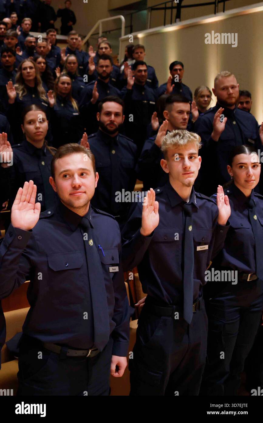 25.11.2025, Vereidigung von 650 neuen Polizisten fuer das Land Berlin ...
