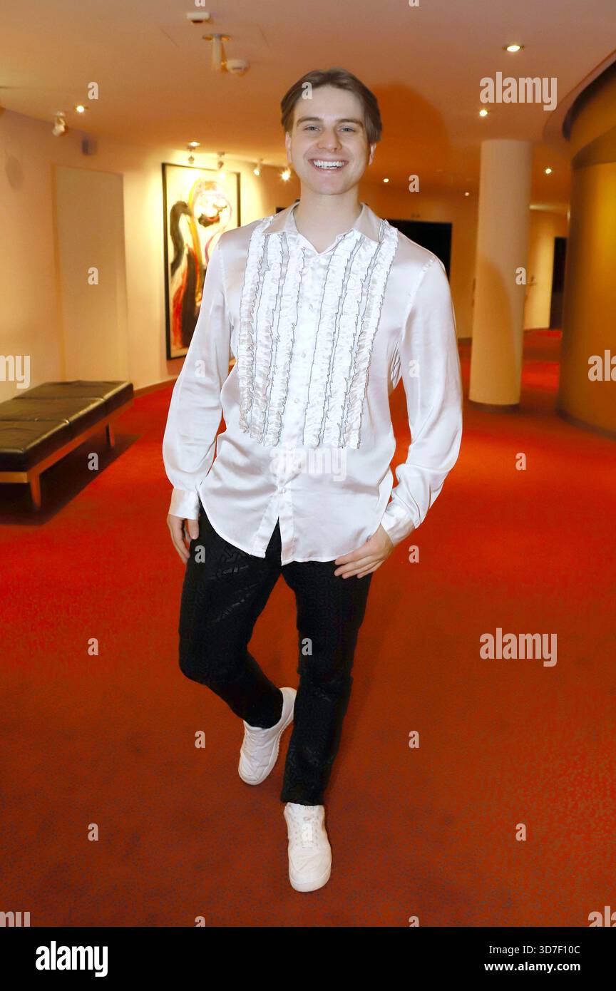 Vincent Gross at Hit Parade on the Reeperbahn at Stage Theater Operettenhaus. Hamburg, 24.11. ...