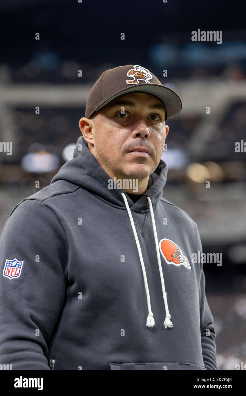 Cleveland Browns special teams coach Bubba Ventrone warms up players ...