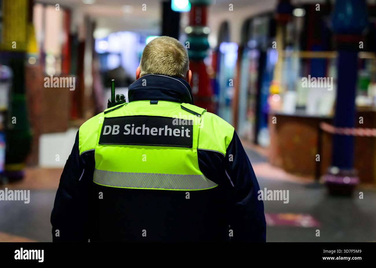 25 November 2025, Lower Saxony, Uelzen: An employee at the ...