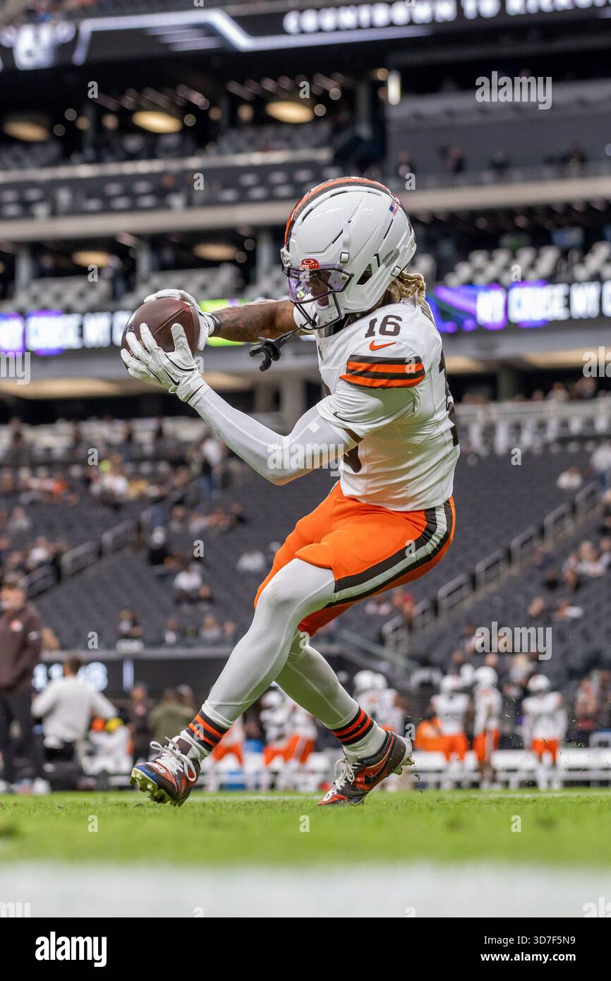 Cleveland Browns wide receiver Isaiah Bond (16) warms up before playing ...