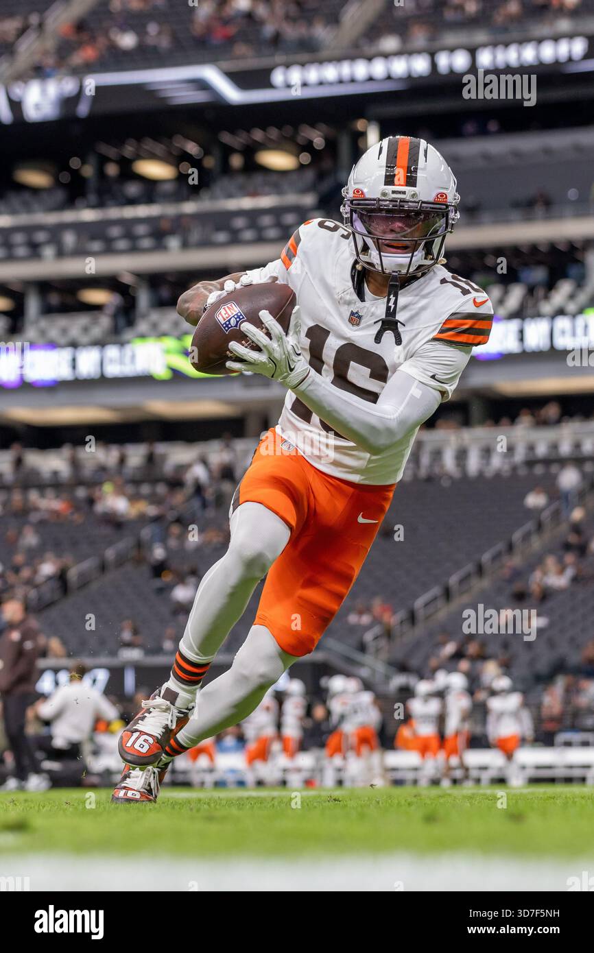 Cleveland Browns wide receiver Isaiah Bond (16) warms up before playing ...