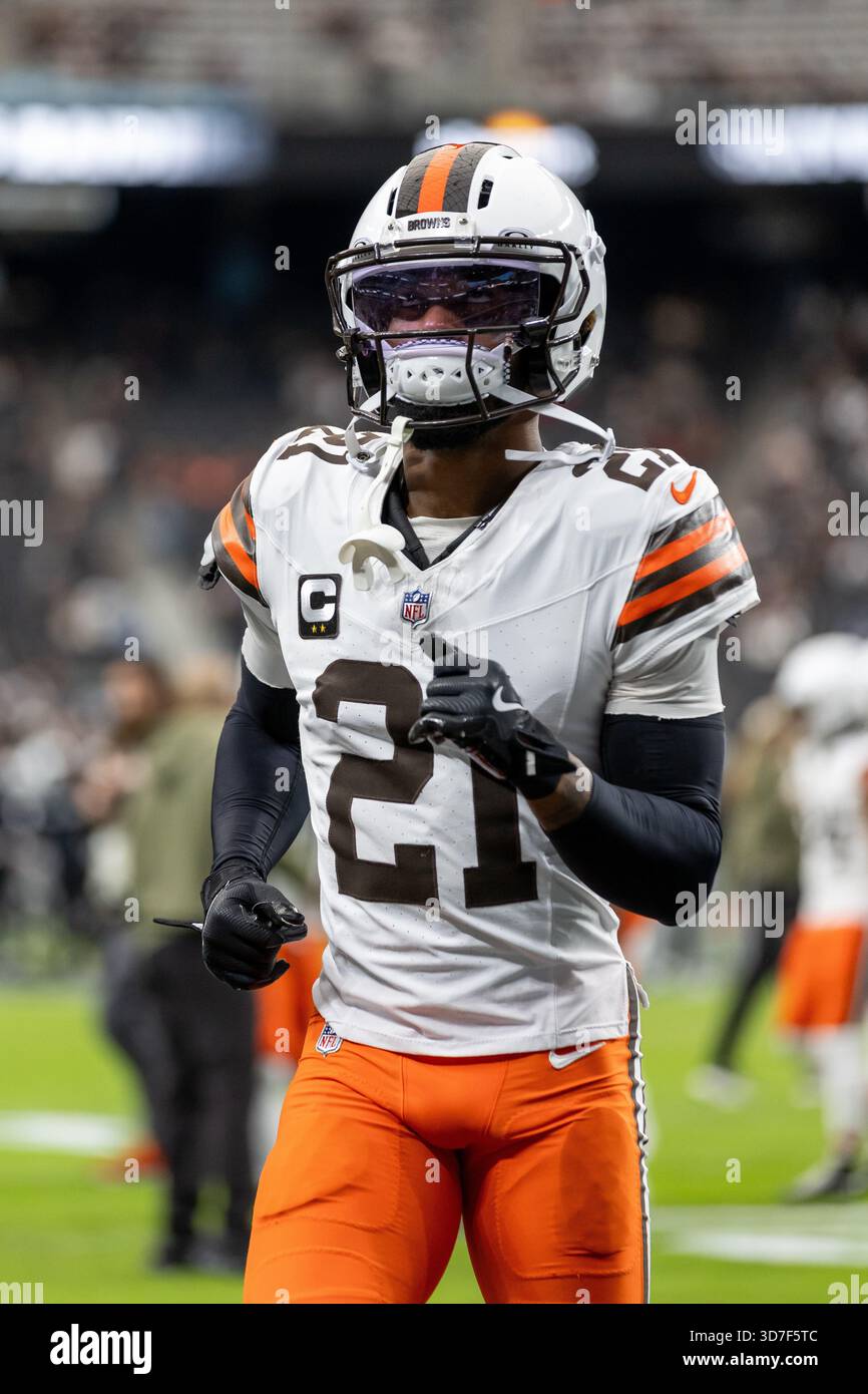 Cleveland Browns cornerback Denzel Ward (21) warms up before playing ...