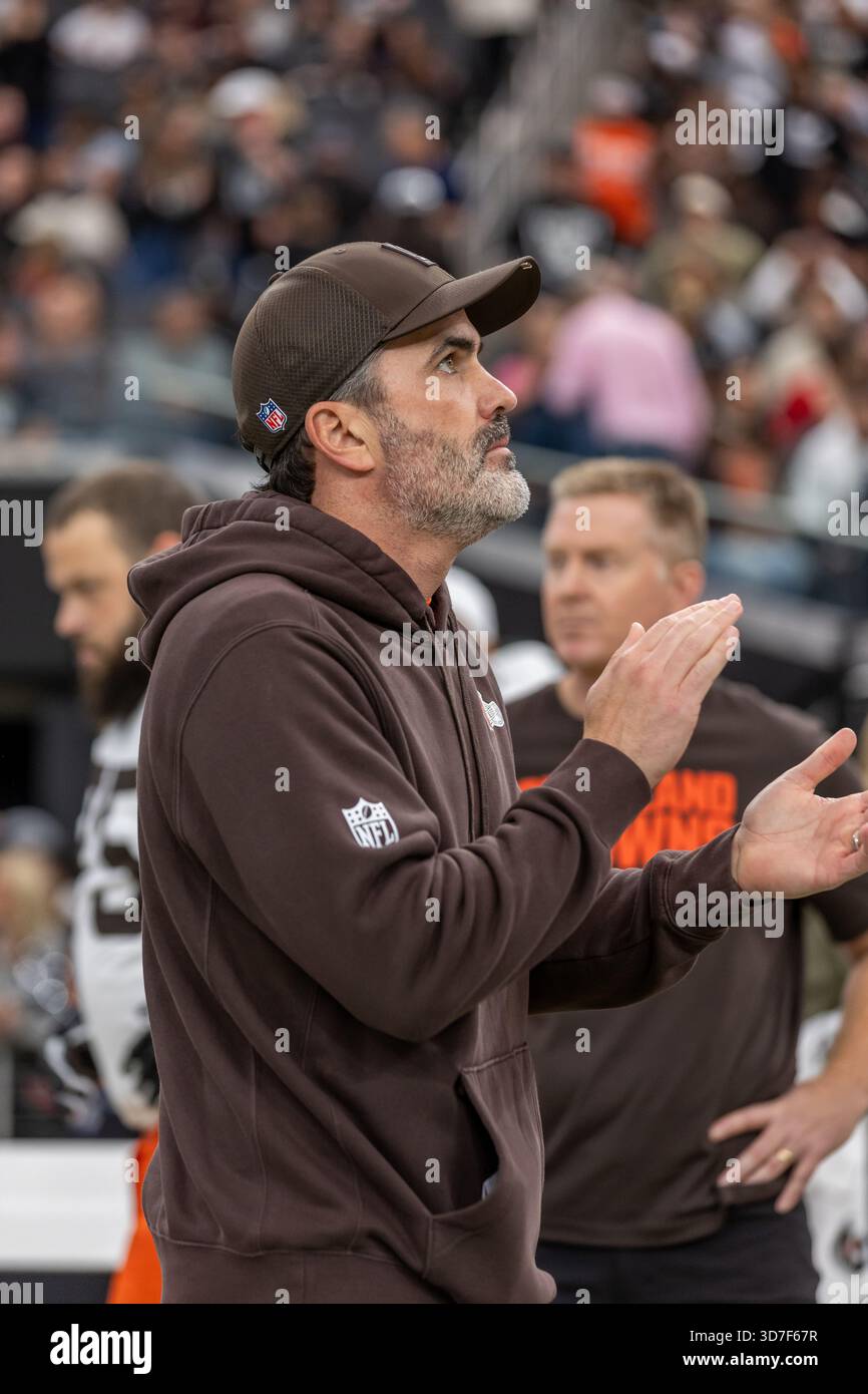 Cleveland Browns head coach Kevin Stefanski coaches against the Las ...