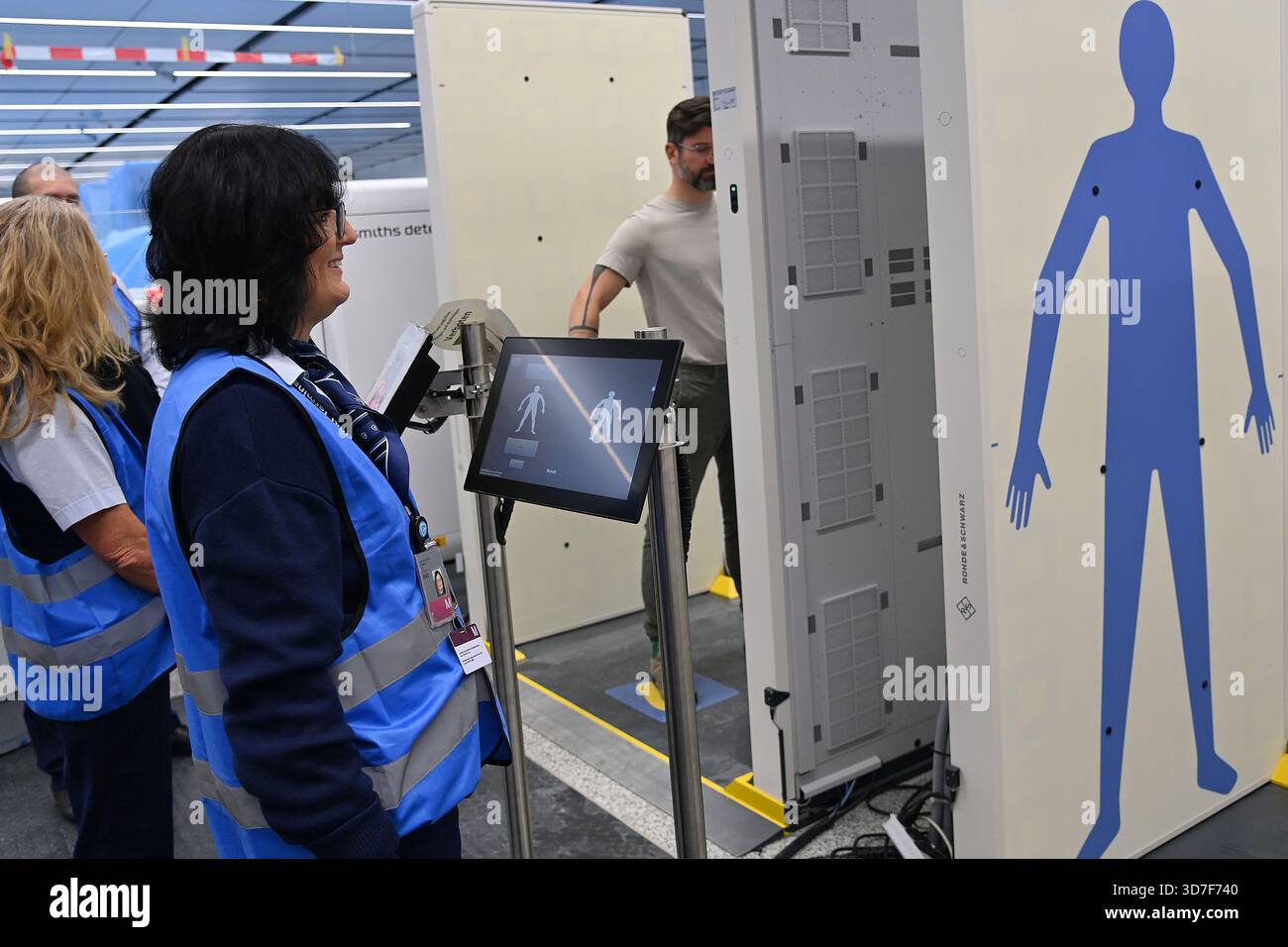 Security screening personnel, Security Check,Passenger,Passenger in ...