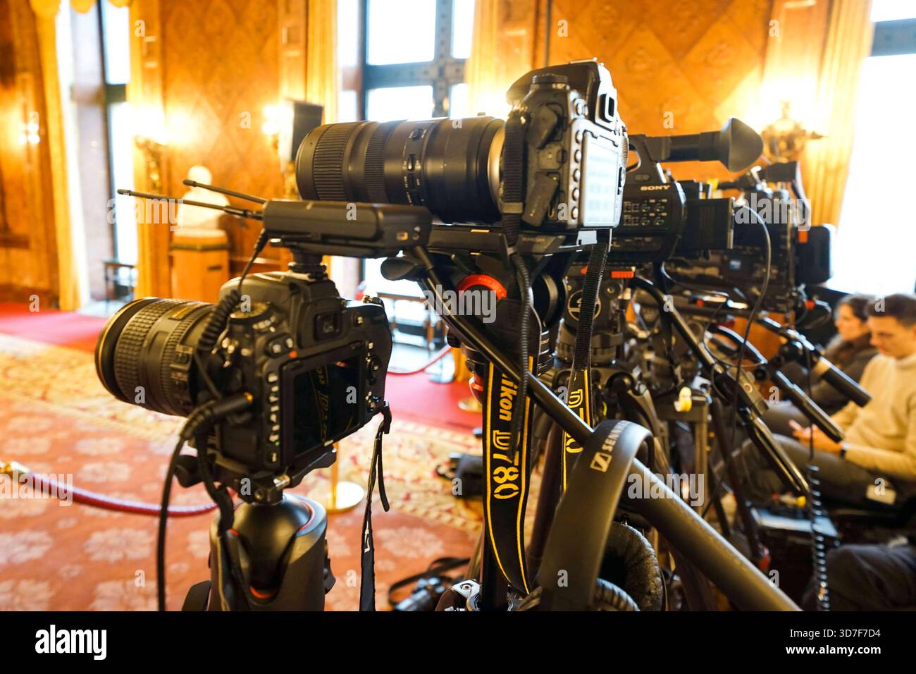 CNTV/ Aufgebaute Kameras Fotoaparate der berichteten Presse Hamburg 25. ...